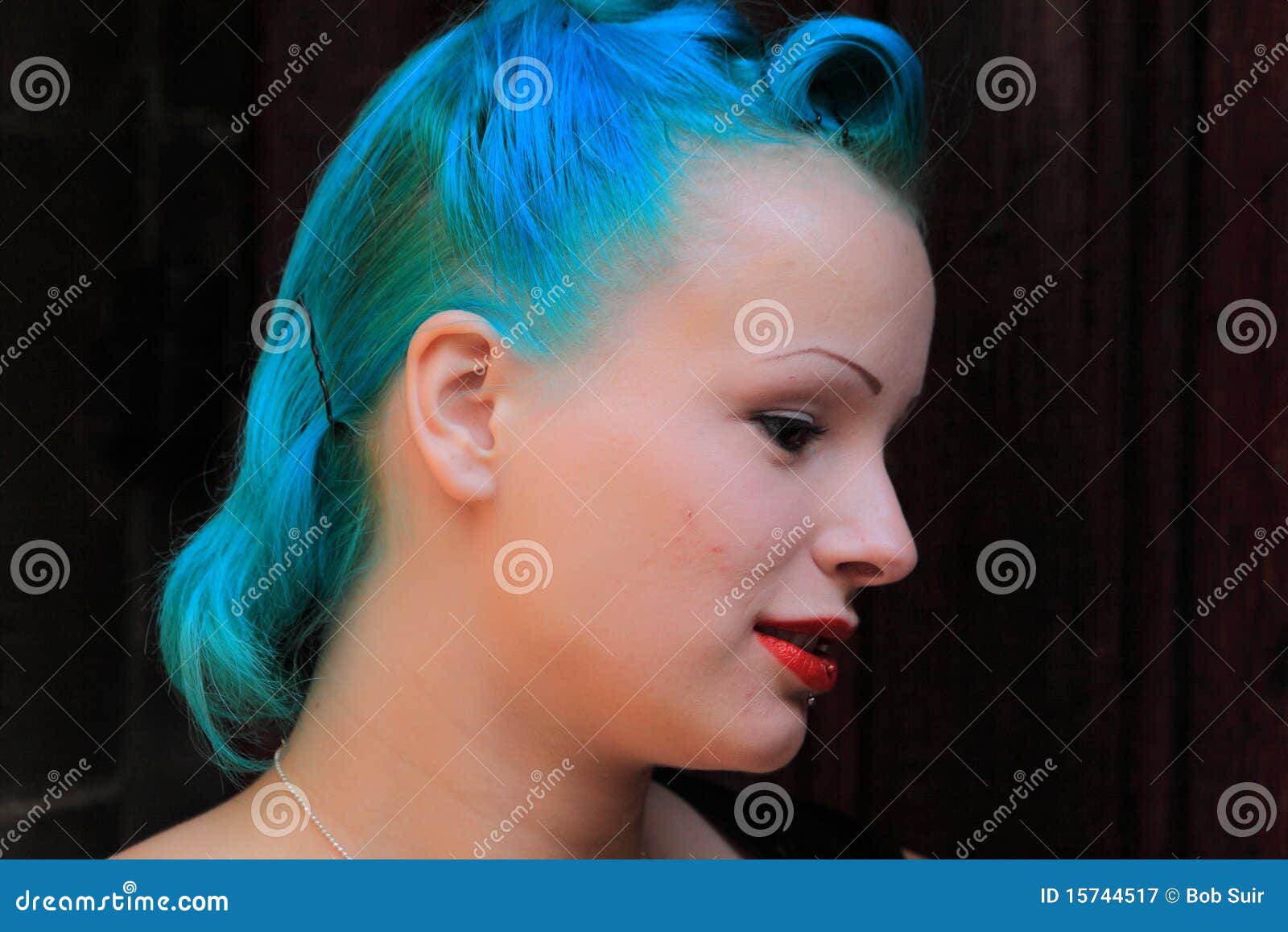 Mujer con el pelo azul imagen de archivo. Imagen de punky - 15744517