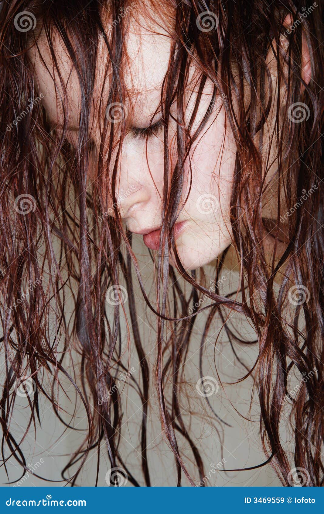 Mujer con el pelo mojado. imagen de archivo. Imagen de belleza - 3469559