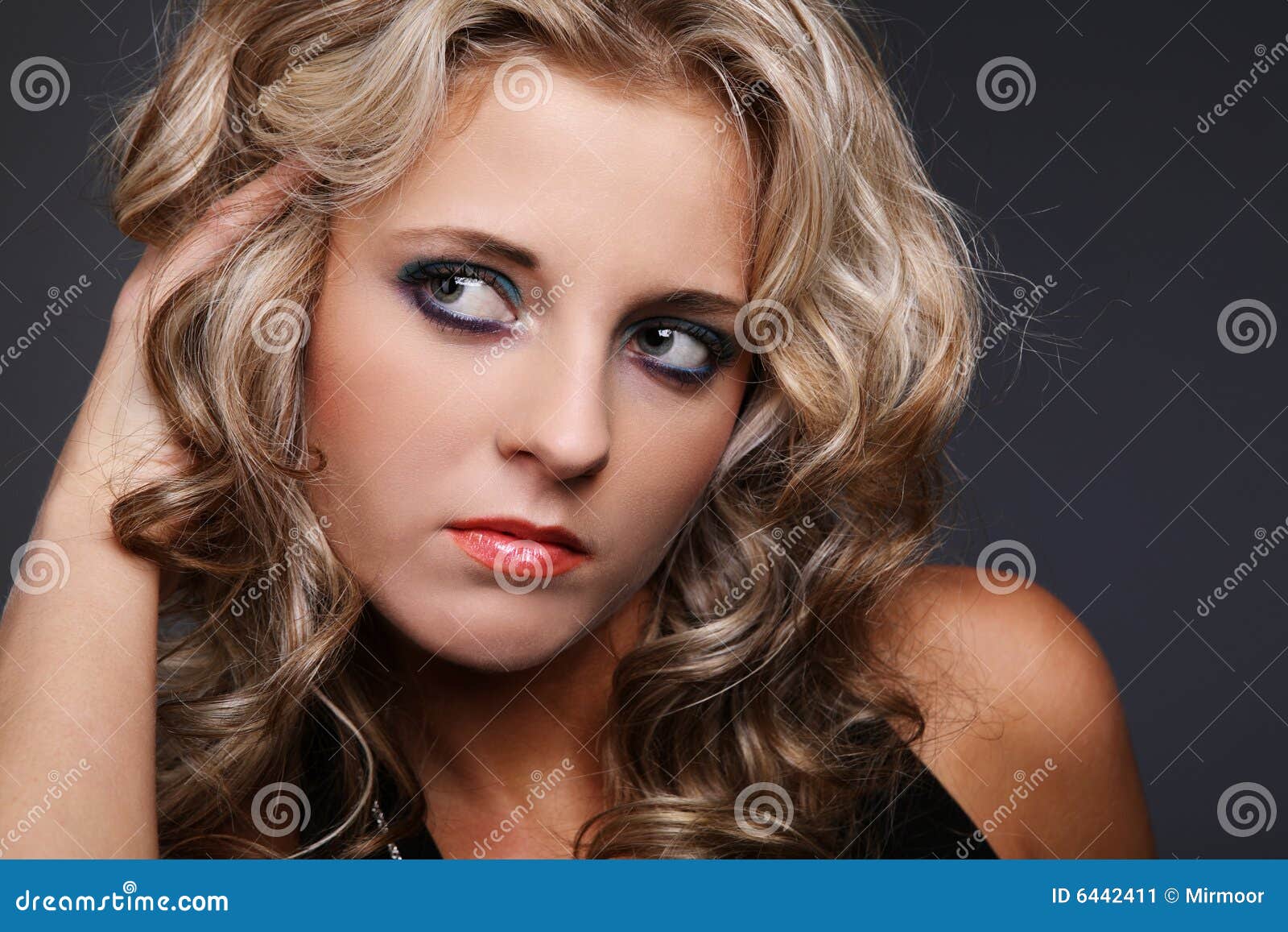 Mujer Con El Pelo Rizado Rubio. Imagen de archivo - Imagen de muchacha ...