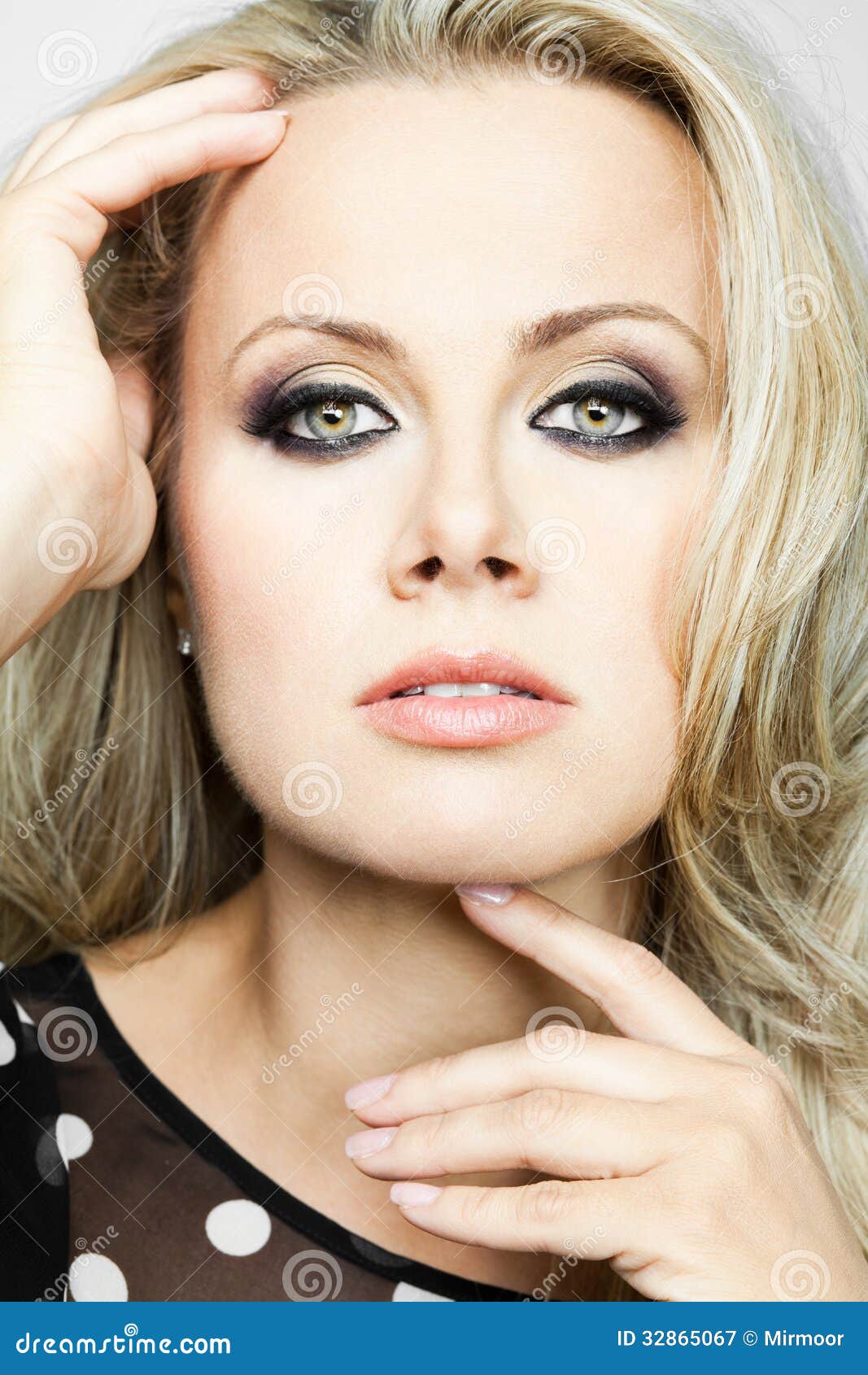 Mujer Con El Pelo Rubio Rizado Largo. Imagen de archivo - Imagen de ...