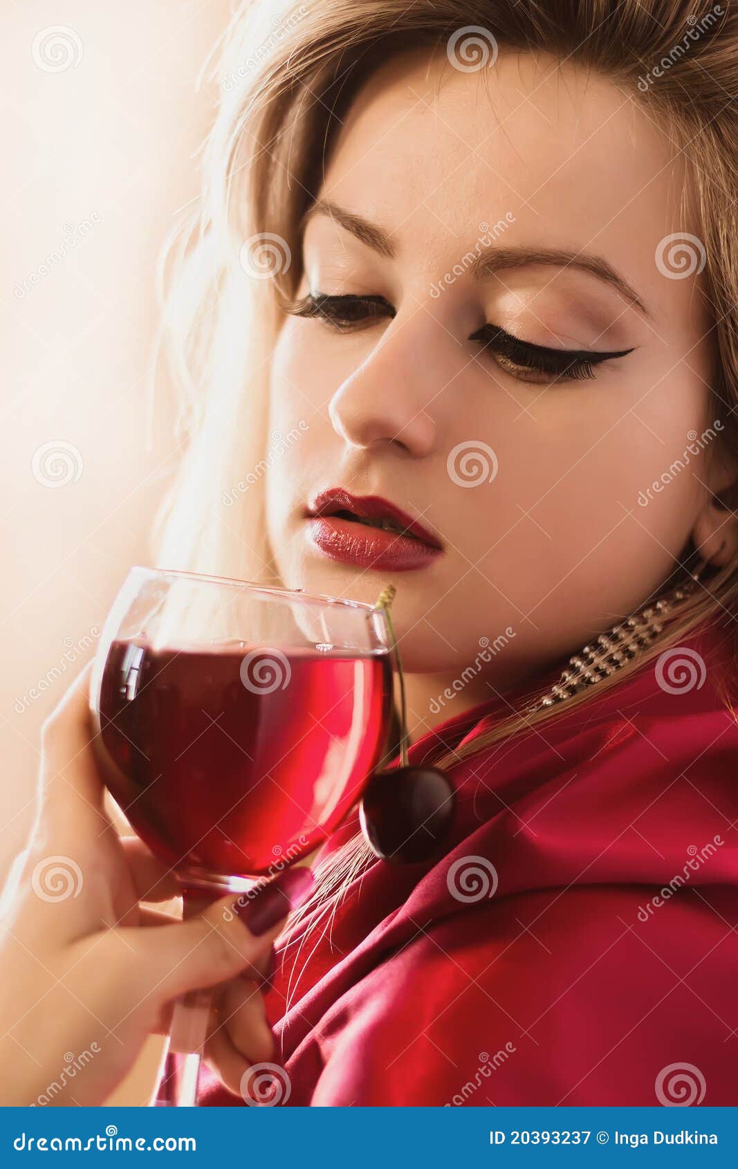 Mujer con el vidrio imagen de archivo. Imagen de hospitalidad - 20393237