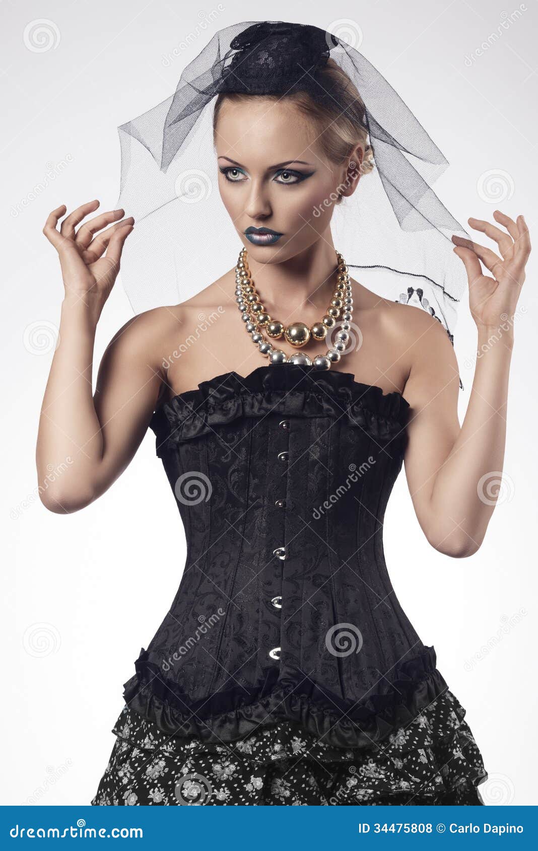 Mujer Con Estilo Gótico De La Moda Foto de archivo - Imagen de aguja ...