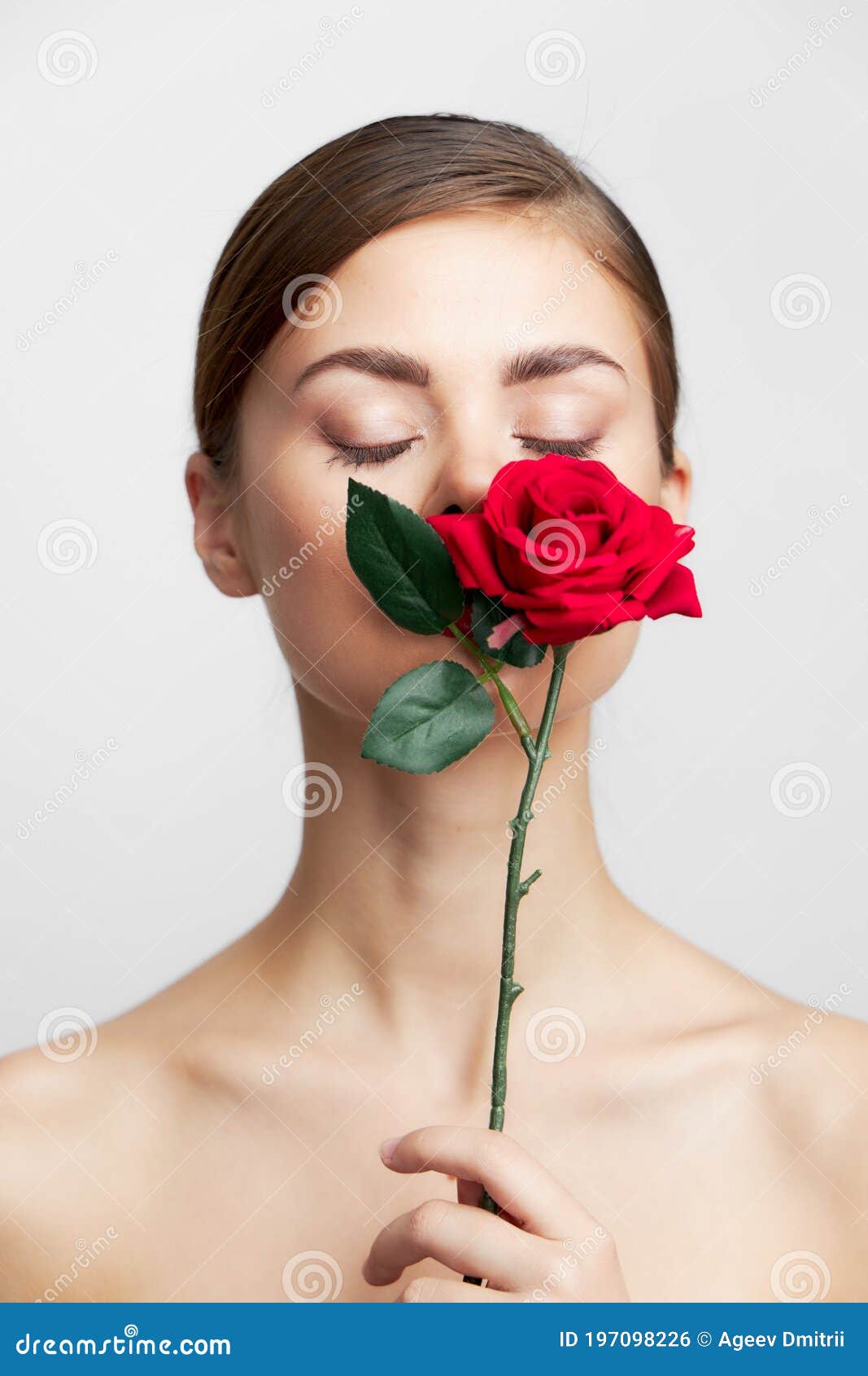Mujer Con Flor Y Ojos Cerrados Oliendo Un Encanto Rosa Foto de archivo ... Mujer Con Flor Y Ojos Cerrados Oliendo Un Encanto Rosa Foto de archivo ...