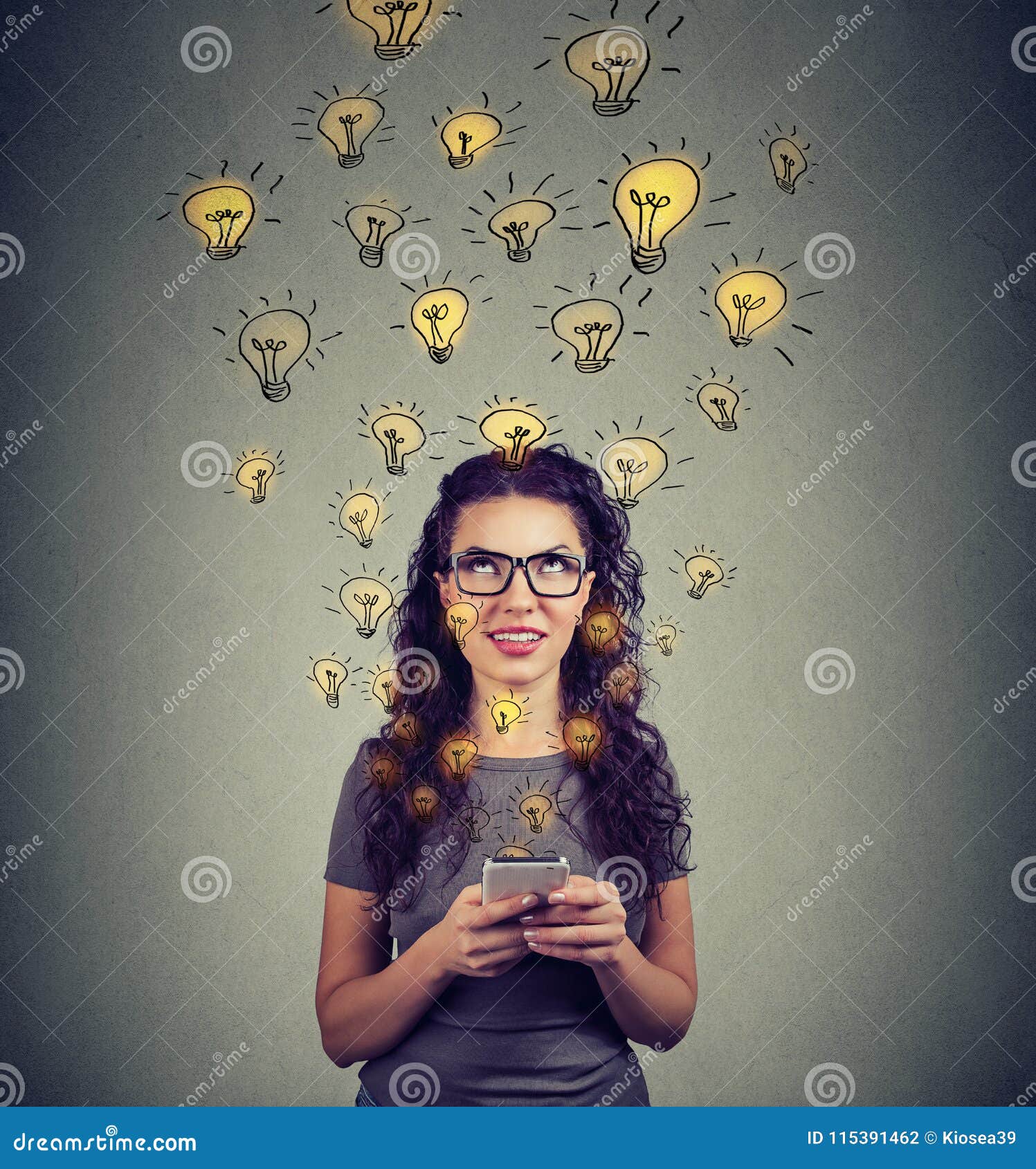 Mujer Con Ideas Que Se Convierten Del Smarpthone Foto de archivo ...