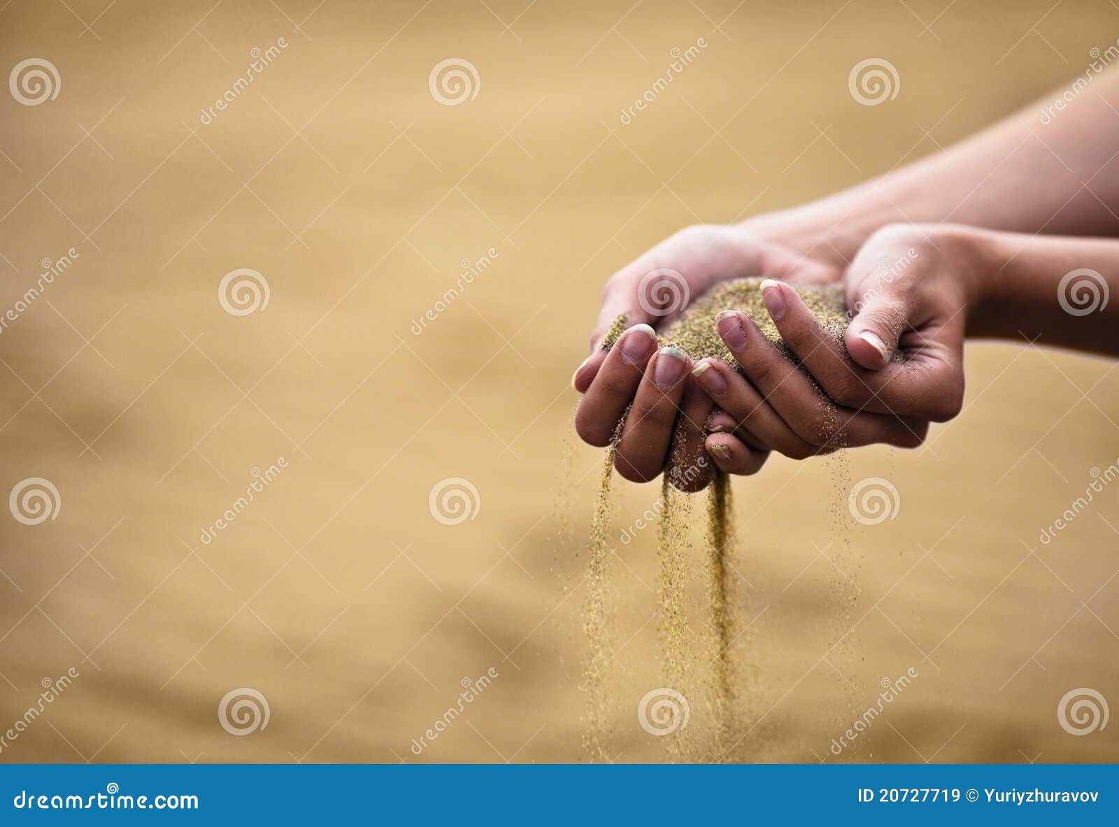 Mujer Con La Arena En Manos Imagen de archivo - Imagen de abajo, playa ...