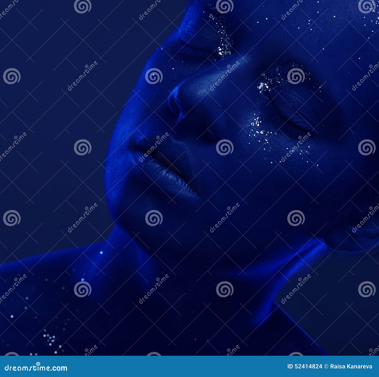 Mujer Con La Cara Azul Marino Foto de archivo - Imagen de maquillaje ...