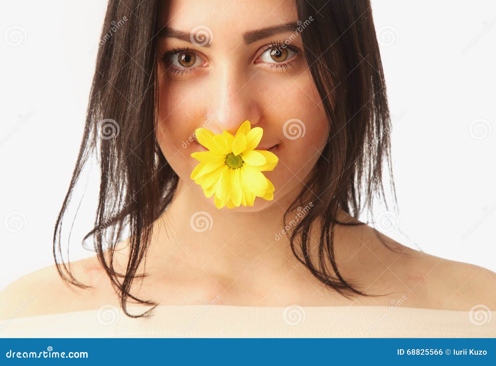 Mujer Con La Flor Amarilla En Su Boca Foto de archivo - Imagen de ...
