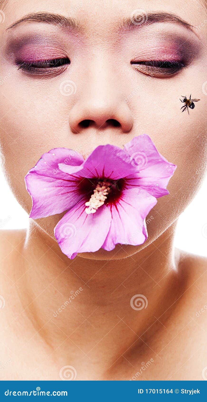 Mujer con la flor en boca foto de archivo. Imagen de mosca - 17015164