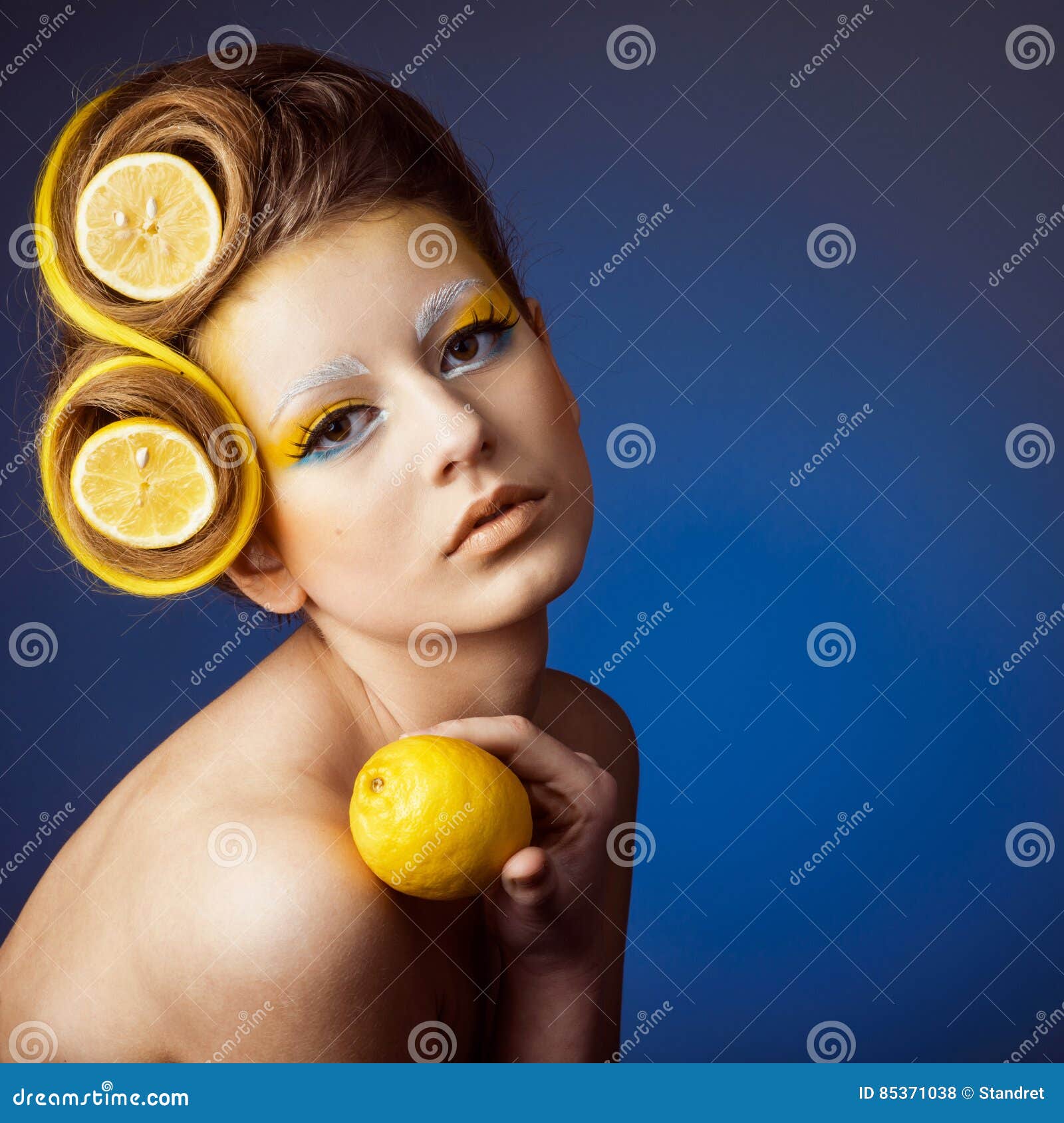 Mujer con la fruta en pelo foto de archivo. Imagen de lifestyle - 85371038