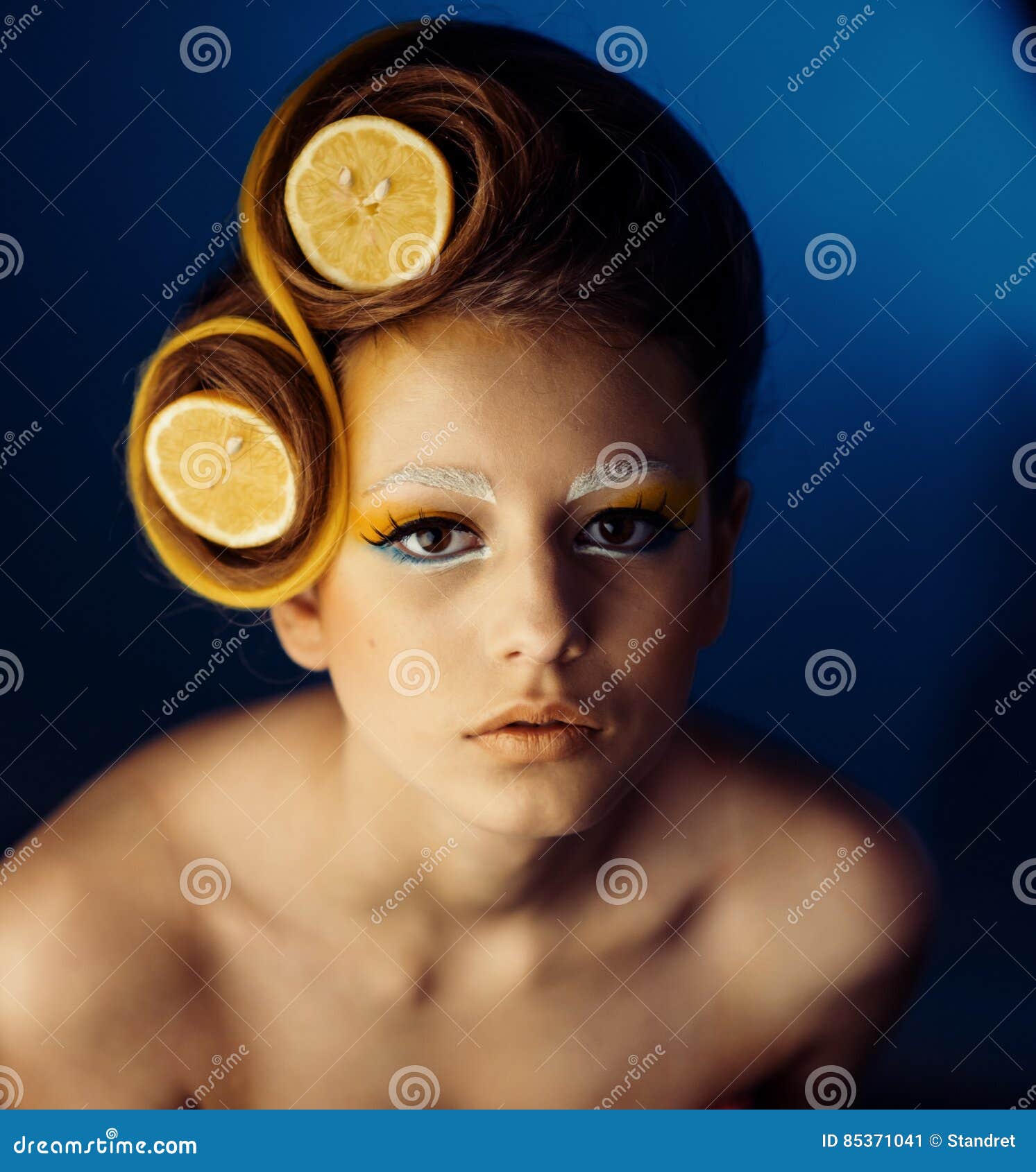 Mujer con la fruta en pelo imagen de archivo. Imagen de fruta - 85371041