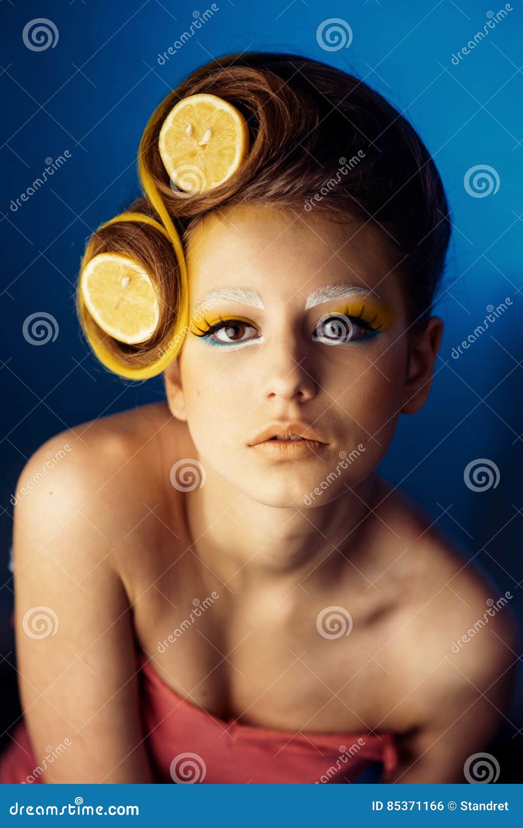 Mujer con la fruta en pelo foto de archivo. Imagen de hembra - 85371166