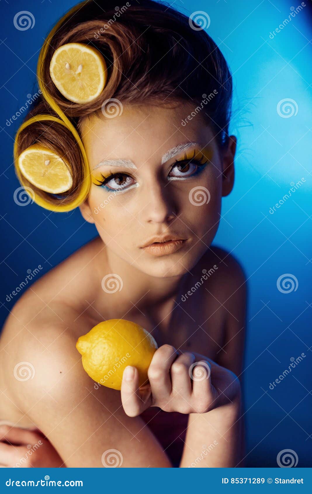 Mujer con la fruta en pelo imagen de archivo. Imagen de salud - 85371289