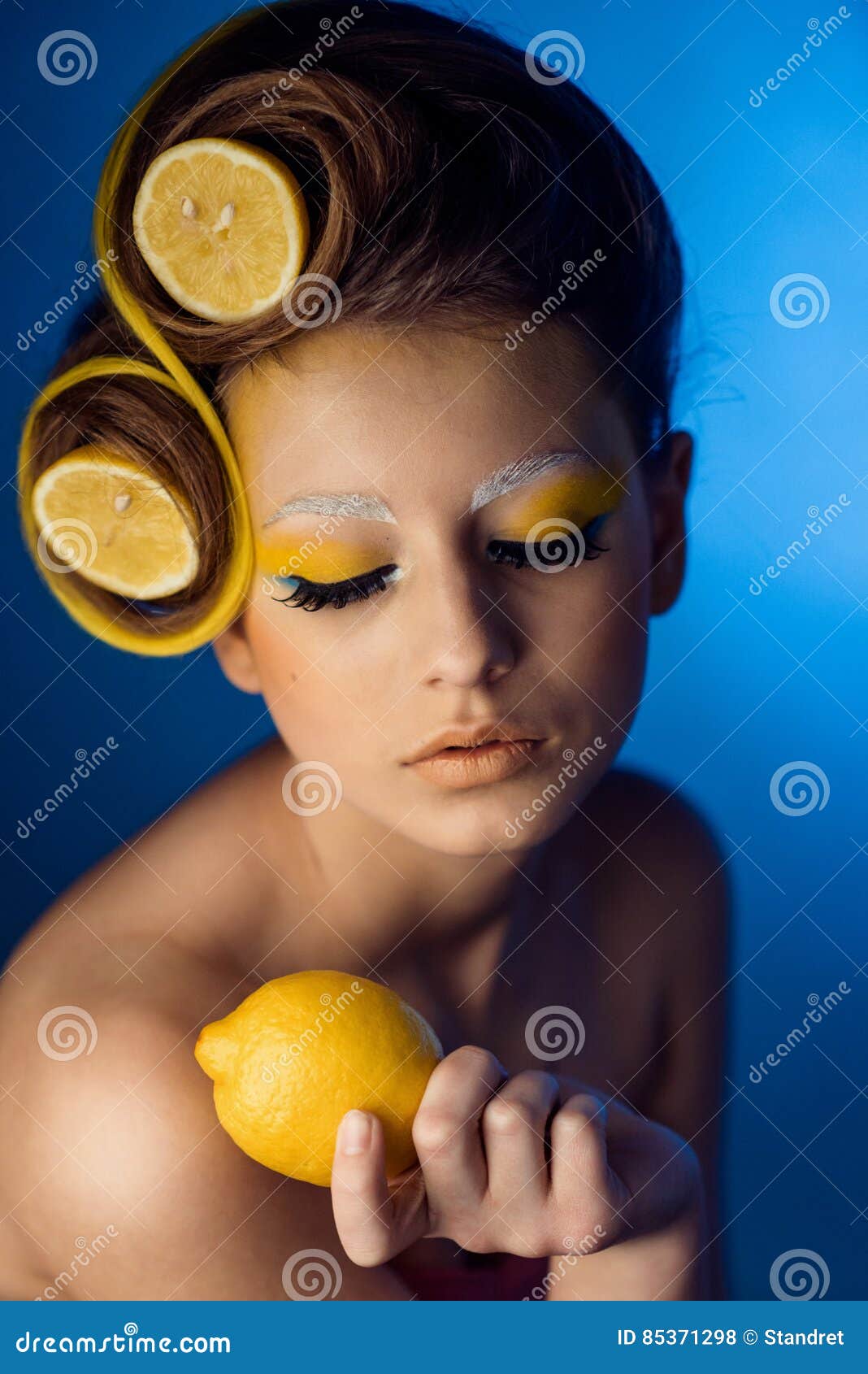 Mujer con la fruta en pelo foto de archivo. Imagen de dieta - 85371298