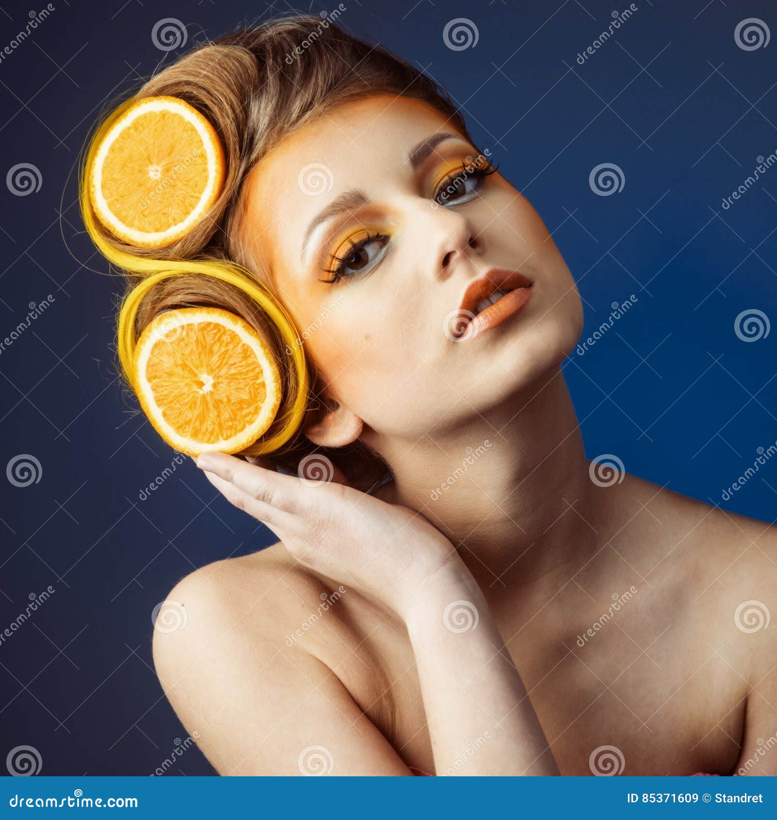 Mujer con la fruta en pelo imagen de archivo. Imagen de pelo - 85371609