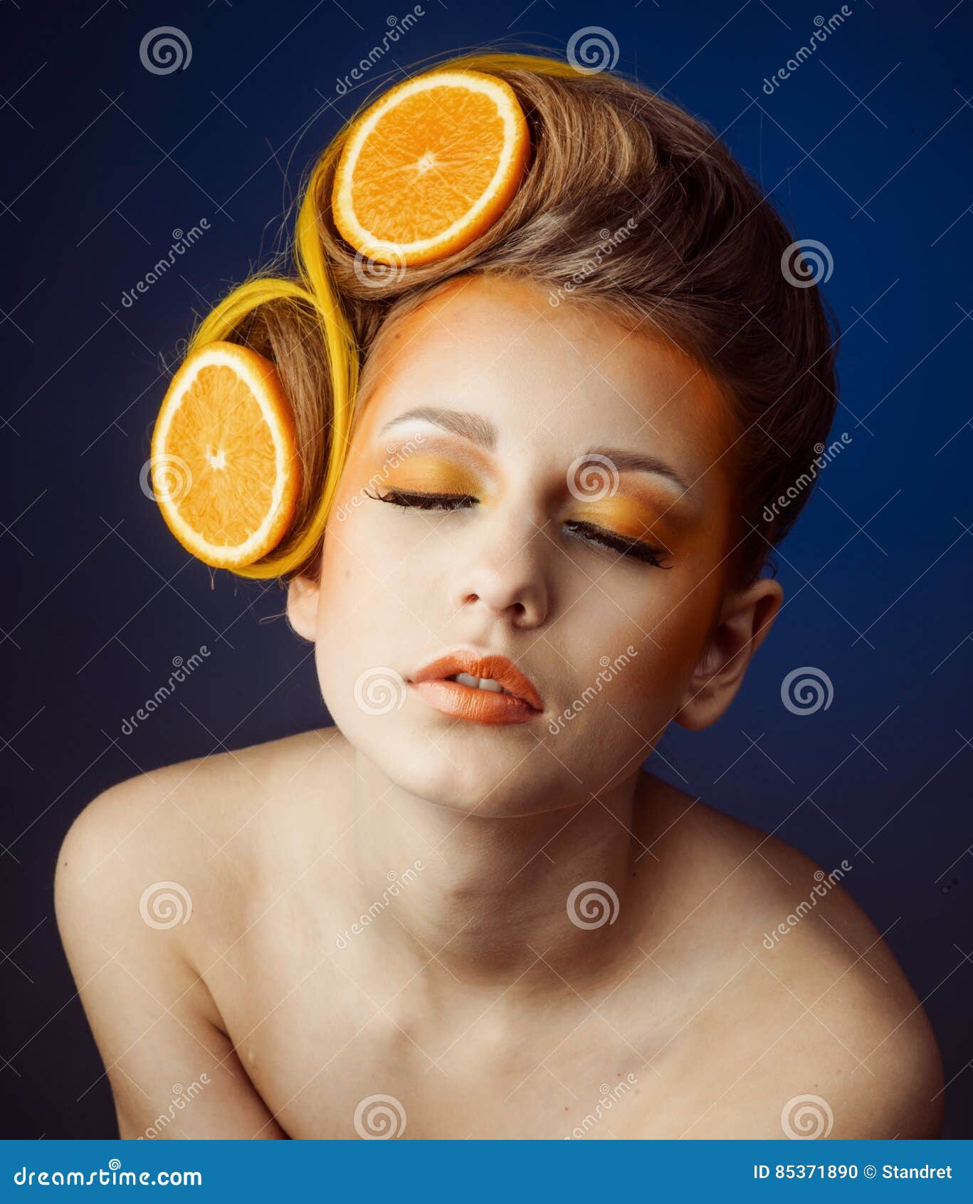 Mujer con la fruta en pelo foto de archivo. Imagen de modelo - 85371890