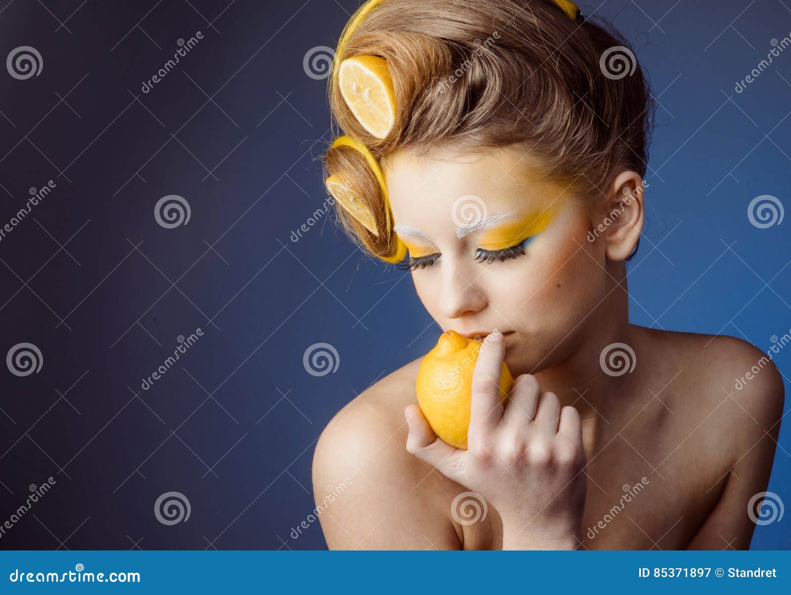 Mujer con la fruta en pelo imagen de archivo. Imagen de accesorios ...