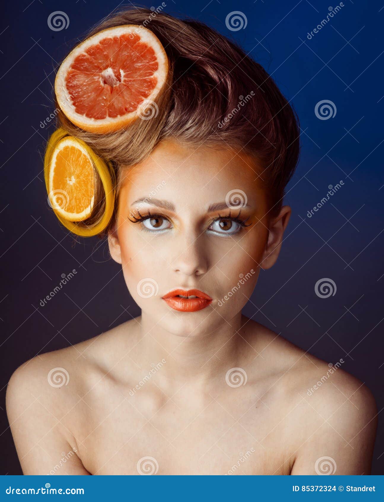 Mujer con la fruta en pelo foto de archivo. Imagen de pelo - 85372324
