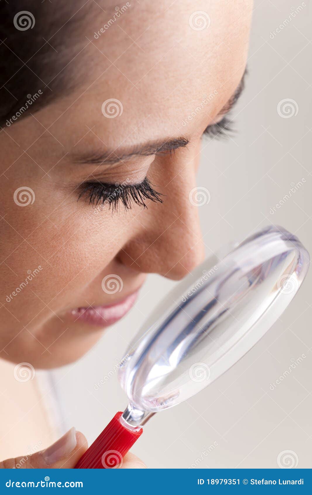 Mujer con la lupa imagen de archivo. Imagen de vista - 18979351