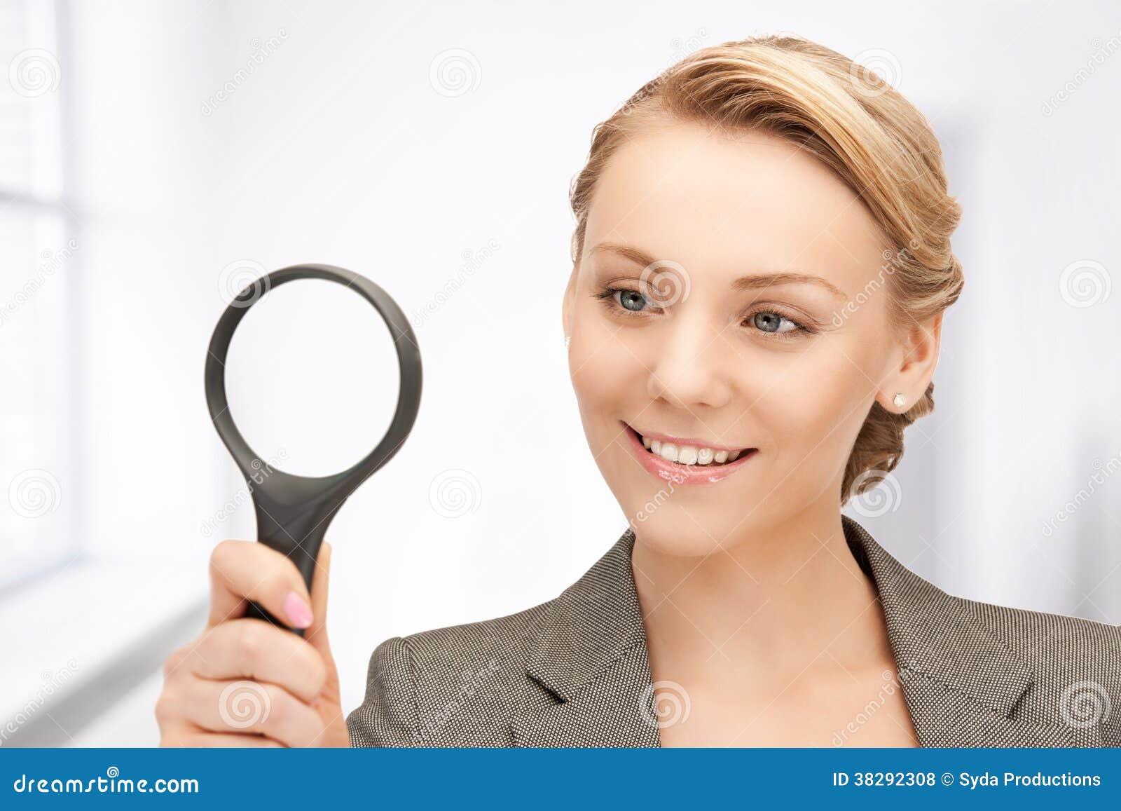 Mujer con la lupa foto de archivo. Imagen de hembra, tenencia - 38292308