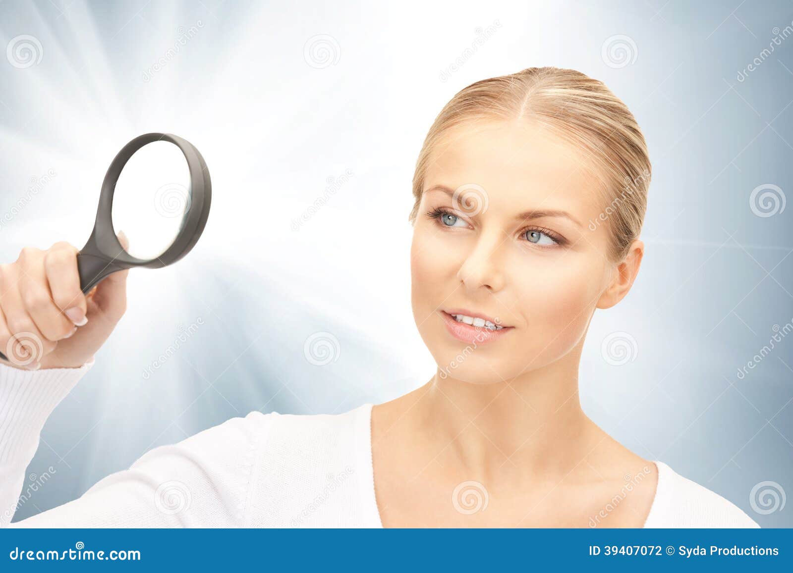 Mujer con la lupa foto de archivo. Imagen de primer, brillante - 39407072