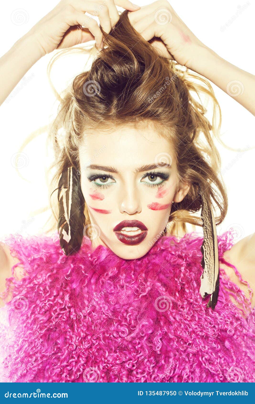 Mujer Con La Pluma India Y El Maquillaje Foto de archivo - Imagen de ...