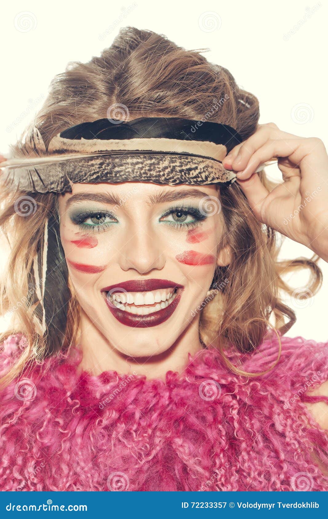 Mujer Con La Pluma India Y El Maquillaje Imagen de archivo - Imagen de ...