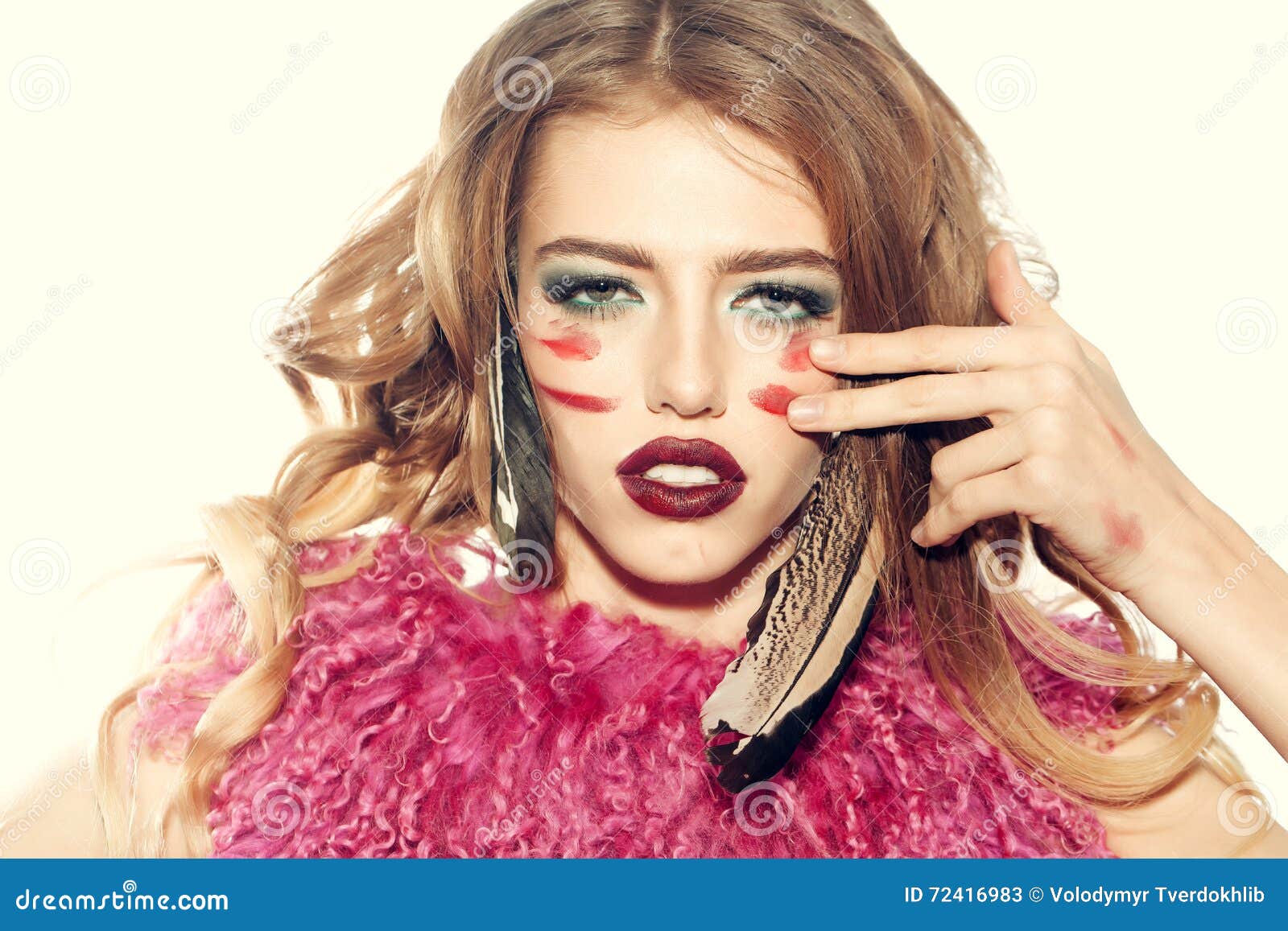 Mujer Con La Pluma India Y El Maquillaje Imagen de archivo - Imagen de ...
