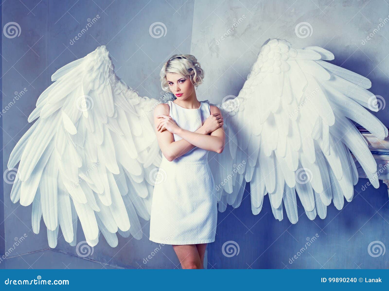 Mujer Con Las Alas Del ángel Foto de archivo - Imagen de arte, retrato ...