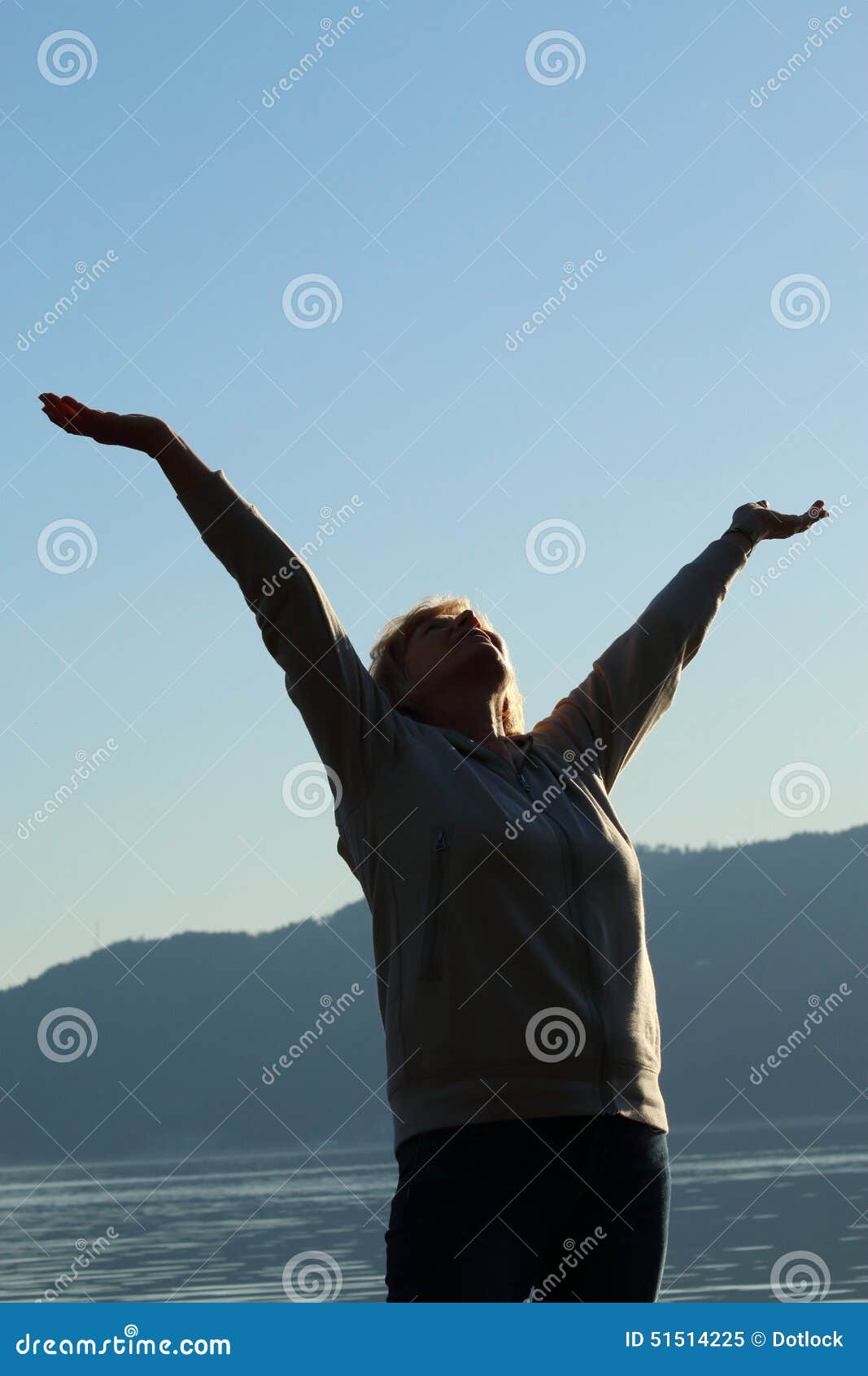 Mujer Con Las Manos Al Cielo Imagen de archivo - Imagen de hembra ...