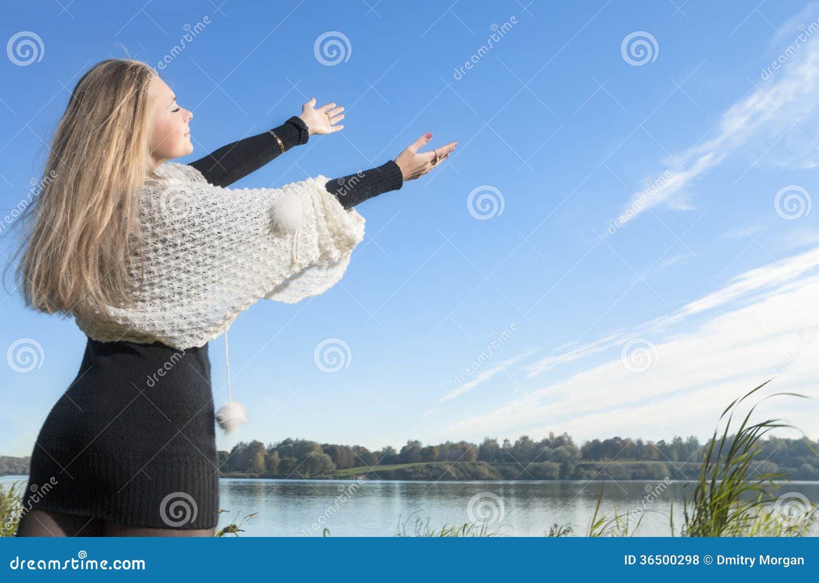 Mujer Con Las Manos Extendidas Foto de archivo - Imagen de atractivo ...