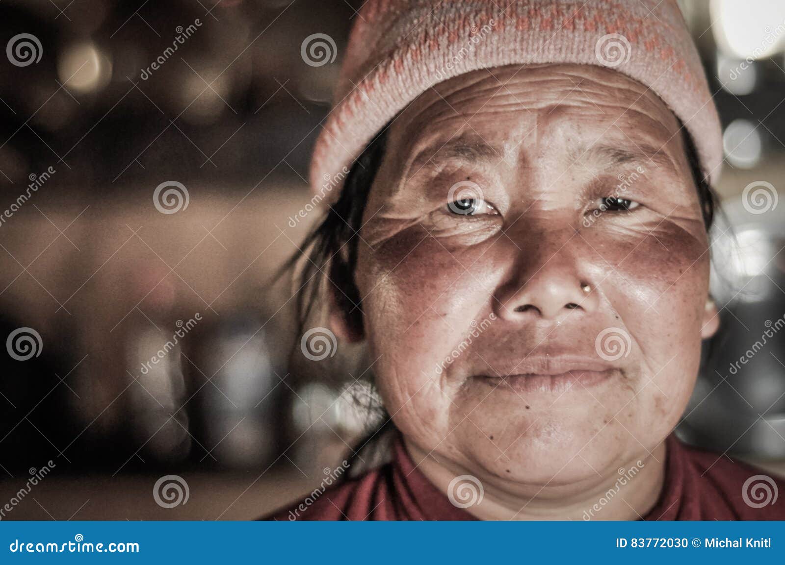 Mujer Con Las Mejillas Rojas En Nepal Imagen editorial - Imagen de ...