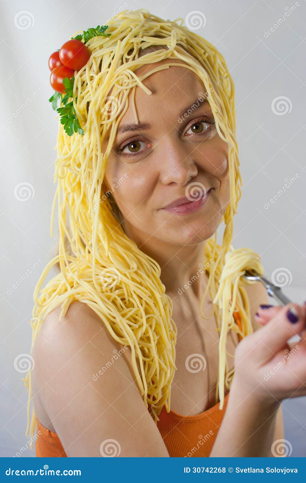 Mujer Con Las Pastas En Su Cabeza Foto de archivo - Imagen de arte ...