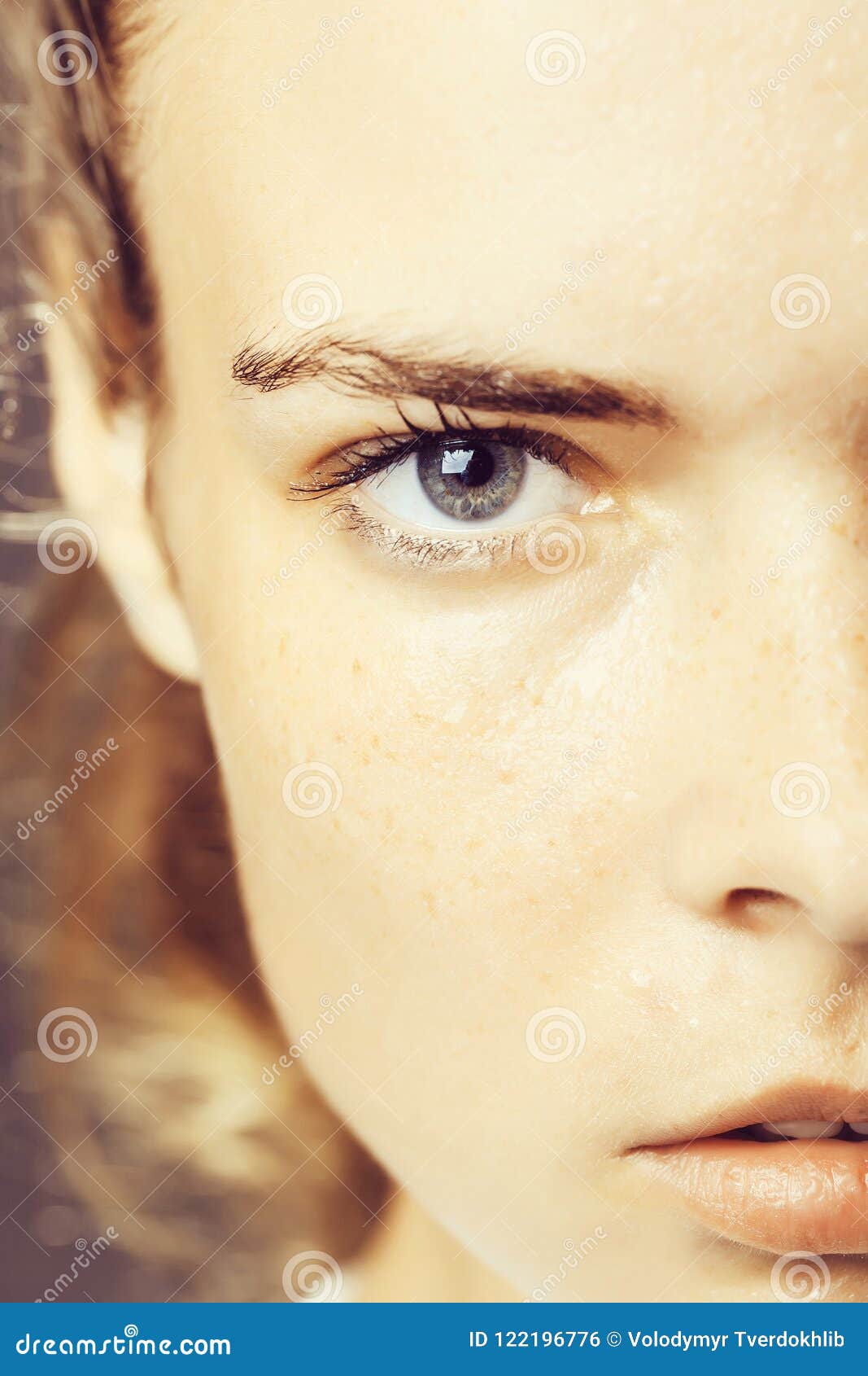 Mujer Con Las Pecas En Cara Foto de archivo - Imagen de camisa, pecas ...