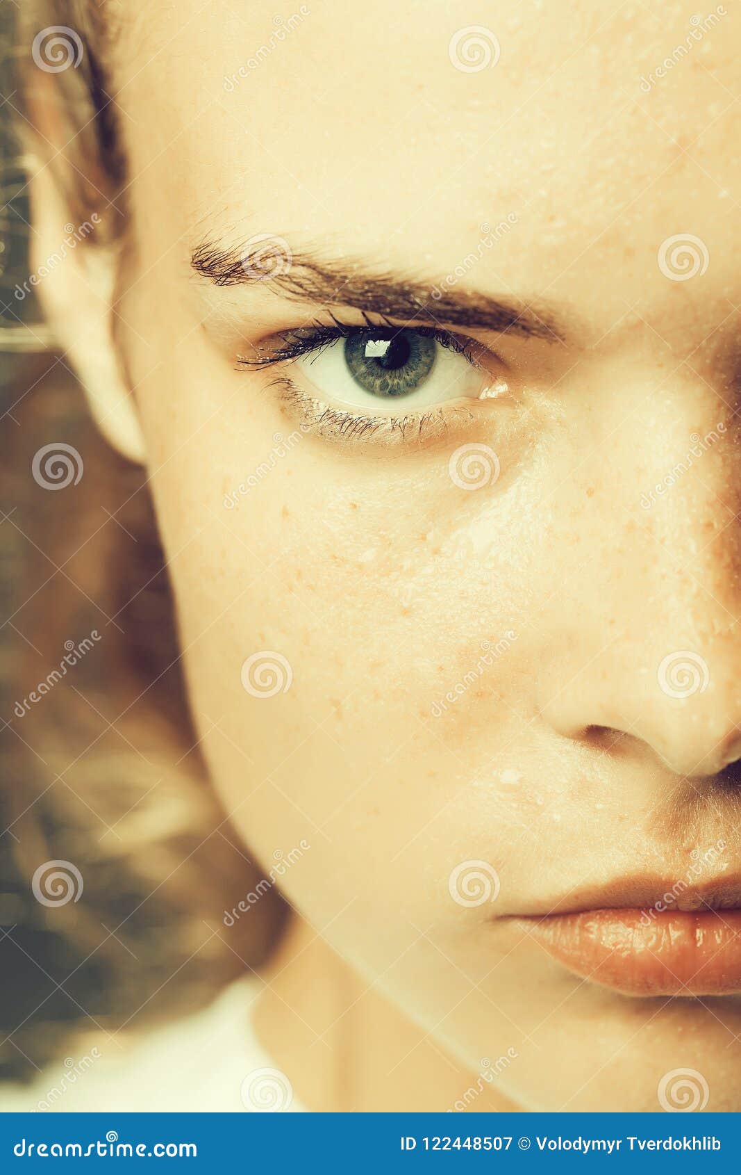 Mujer Con Las Pecas En Cara Imagen de archivo - Imagen de manera ...