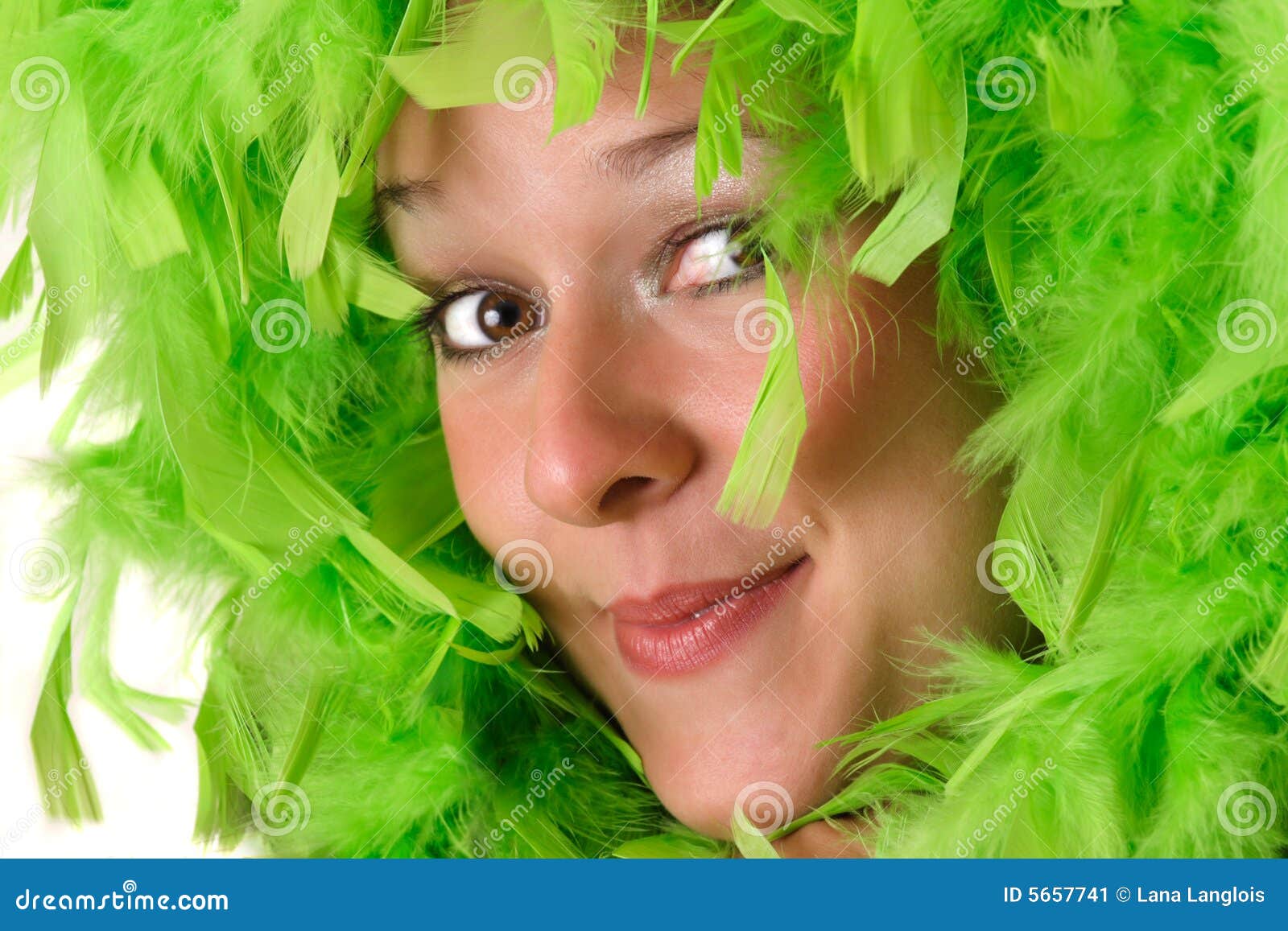 Mujer Con Las Plumas Verdes Imagen de archivo - Imagen de pluma, cara ...
