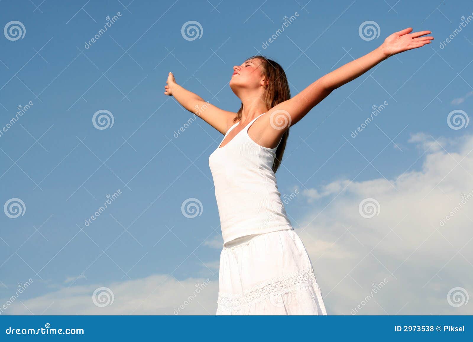 Mujer Con Los Brazos Abiertos De Par En Par Foto de archivo - Imagen de ...