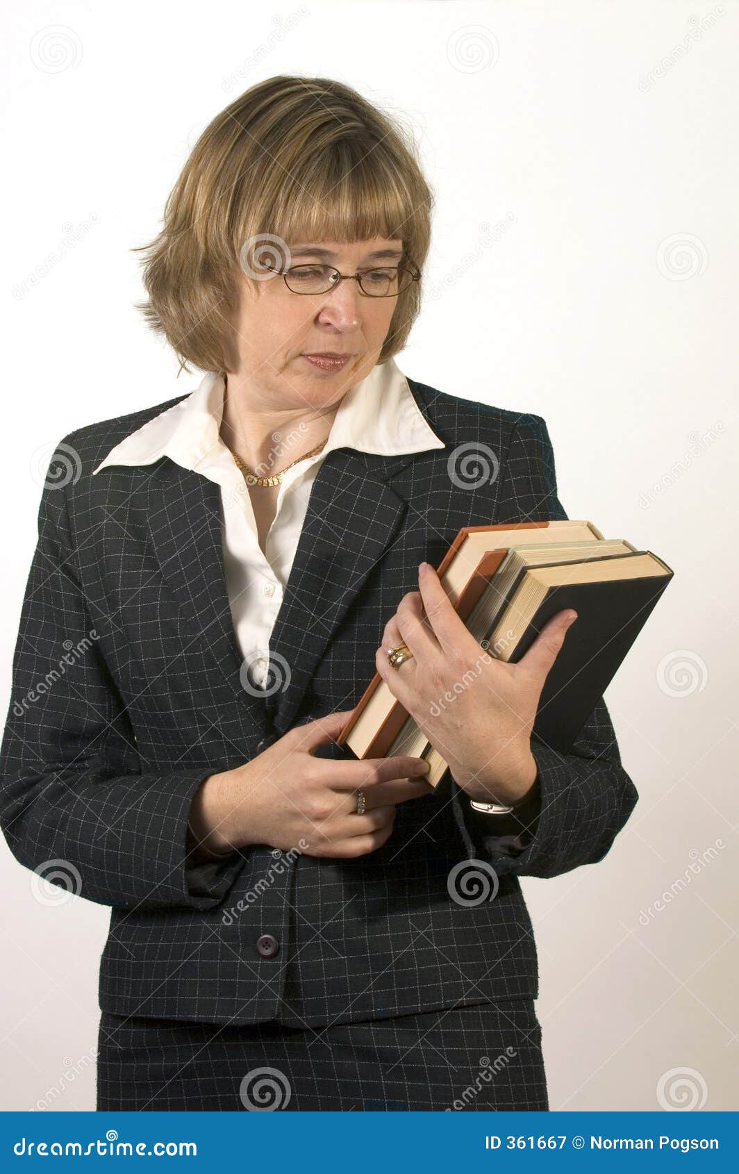 Mujer con los libros imagen de archivo. Imagen de luces - 361667