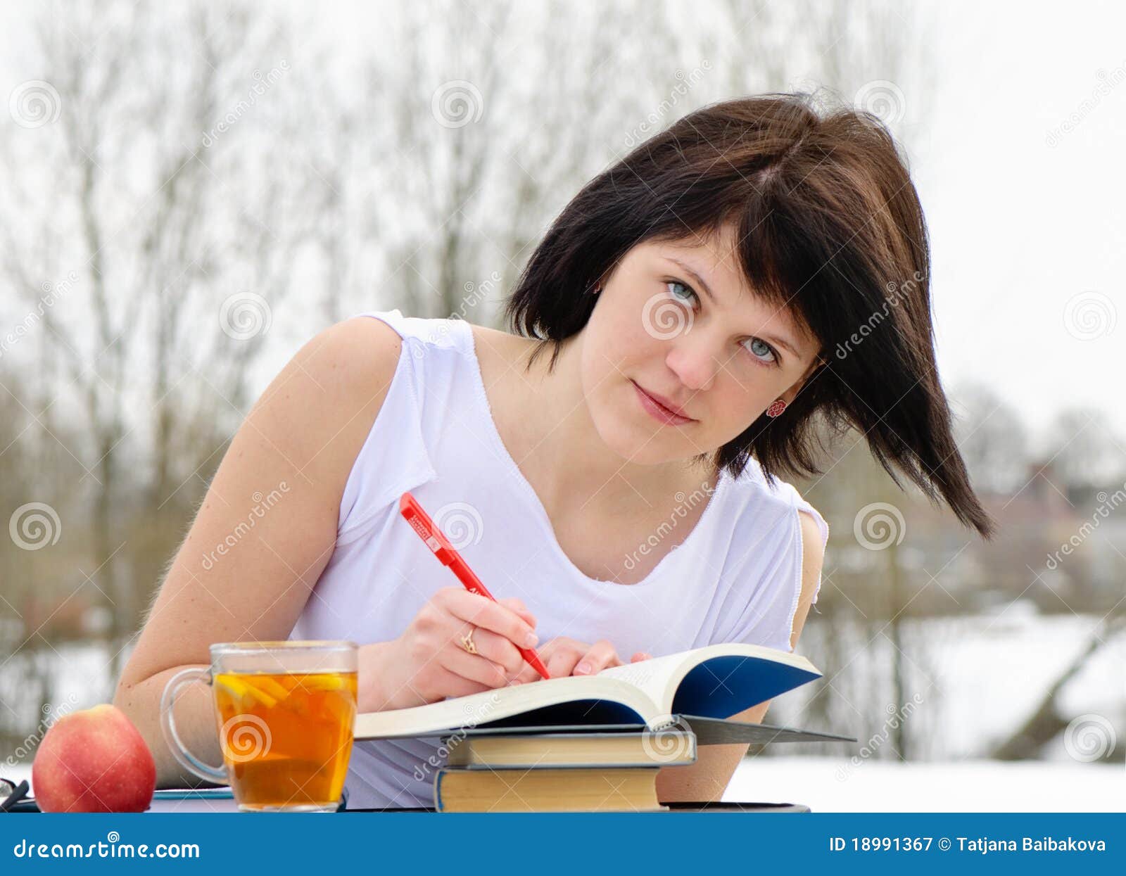 Mujer Con Los Libros Y El Té Imagen de archivo - Imagen de expresar ...