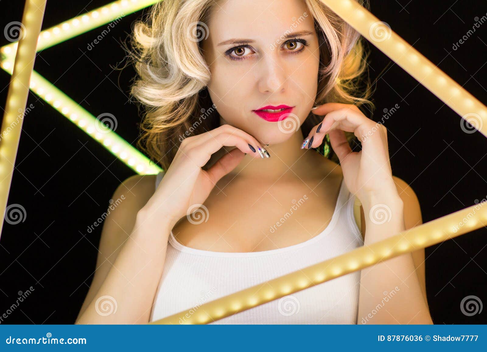 Mujer Con Los Rizos Rubios Que Ponen El Primer Foto de archivo - Imagen ...