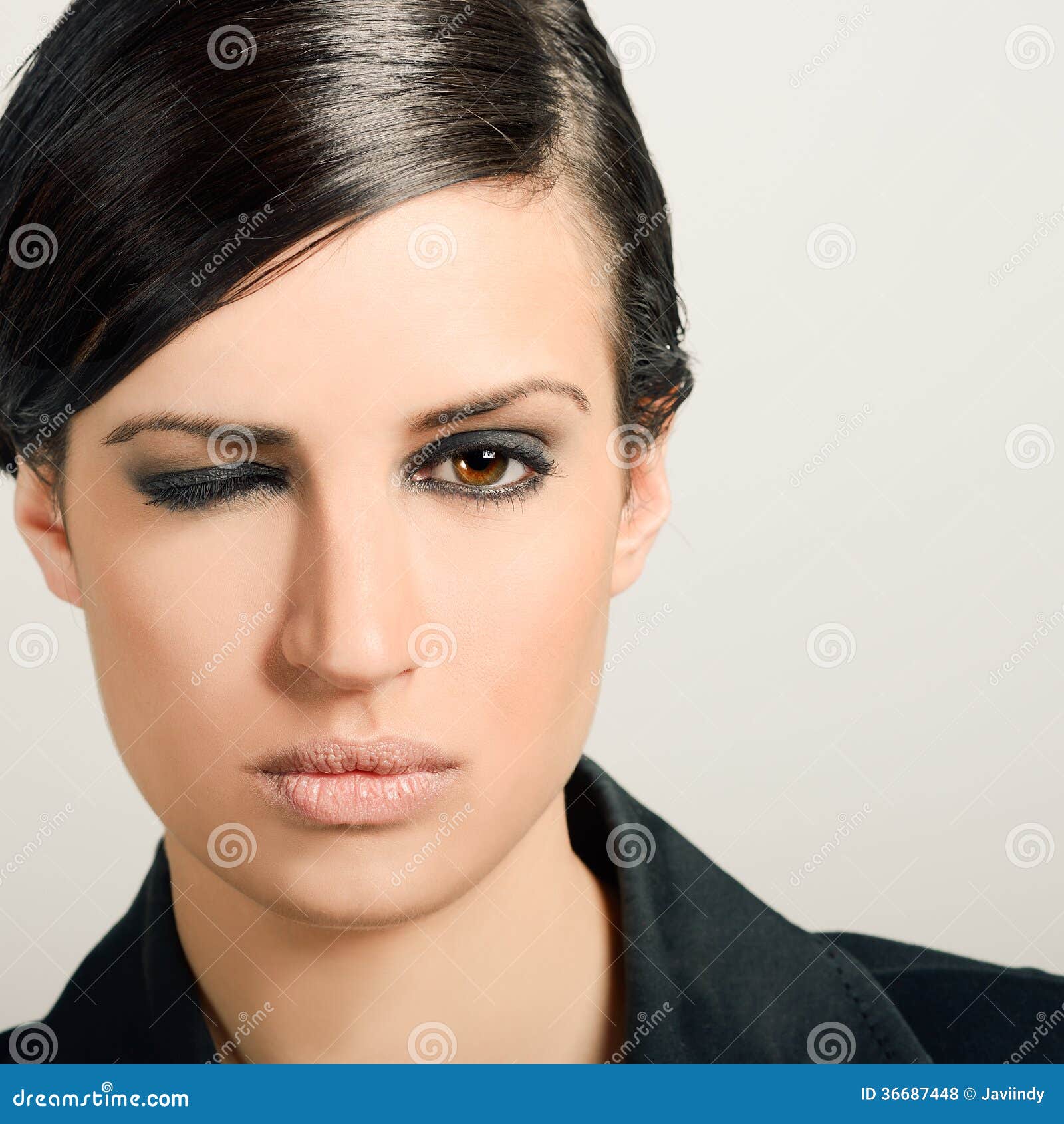 Mujer Con Mirada Intensa En El Fondo Blanco Foto de archivo - Imagen de ...
