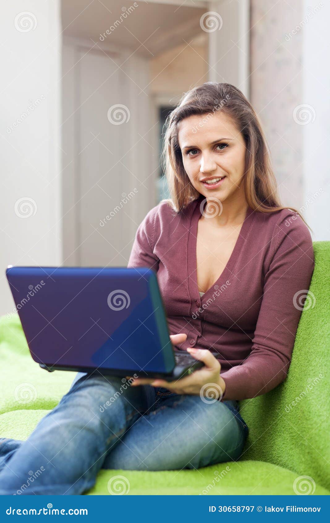 Mujer Con Netbook En El Sofá Imagen de archivo - Imagen de internet ...