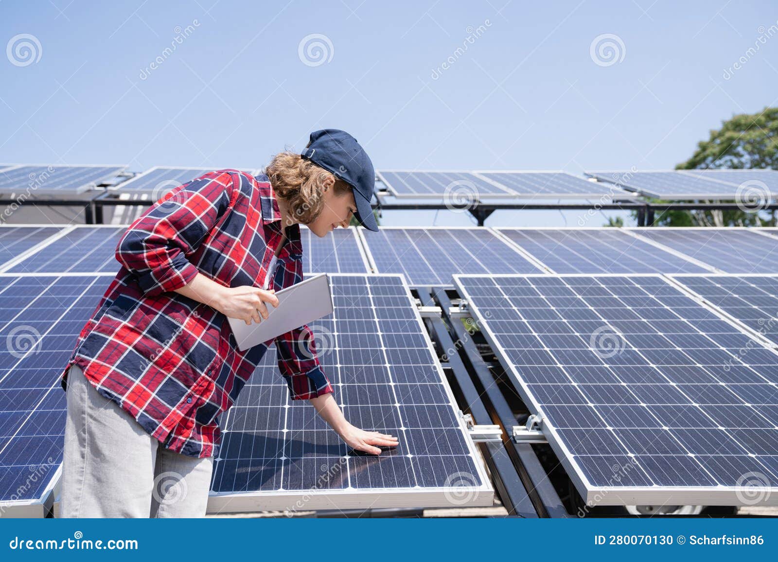 Mujer Con Panel Solar Que Toca El Comprimido Foto de archivo - Imagen ...