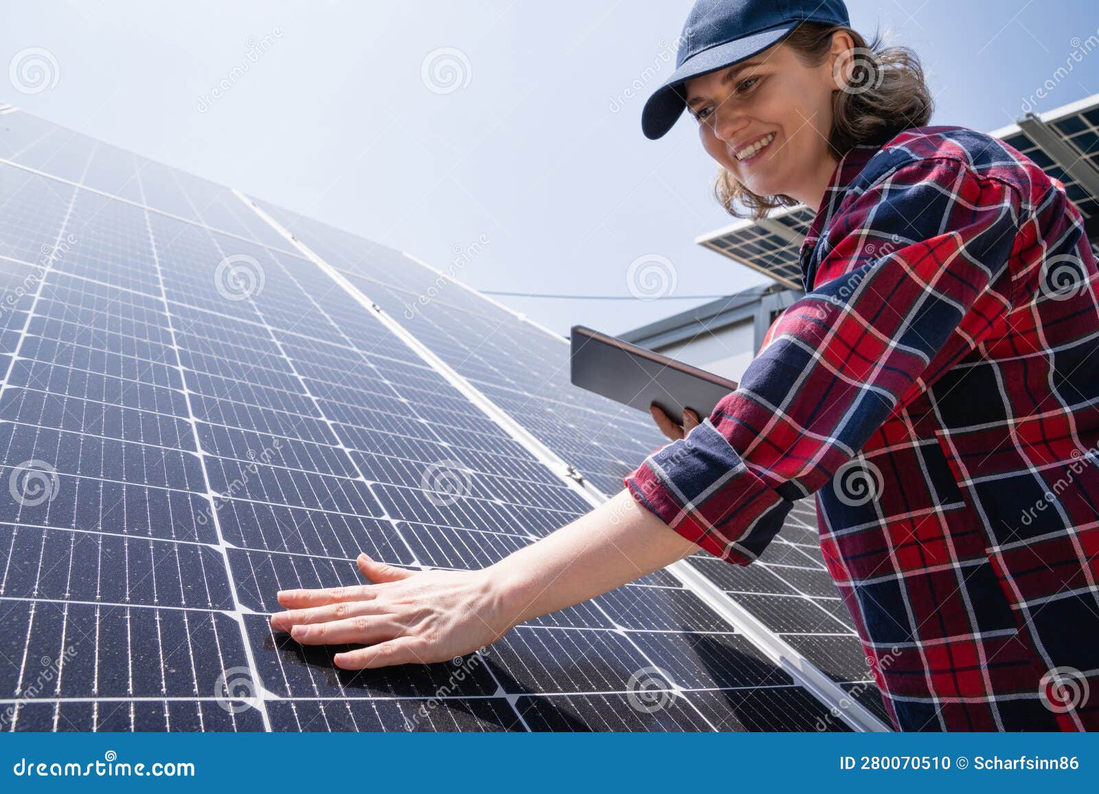 Mujer Con Panel Solar Que Toca El Comprimido Foto de archivo - Imagen ...