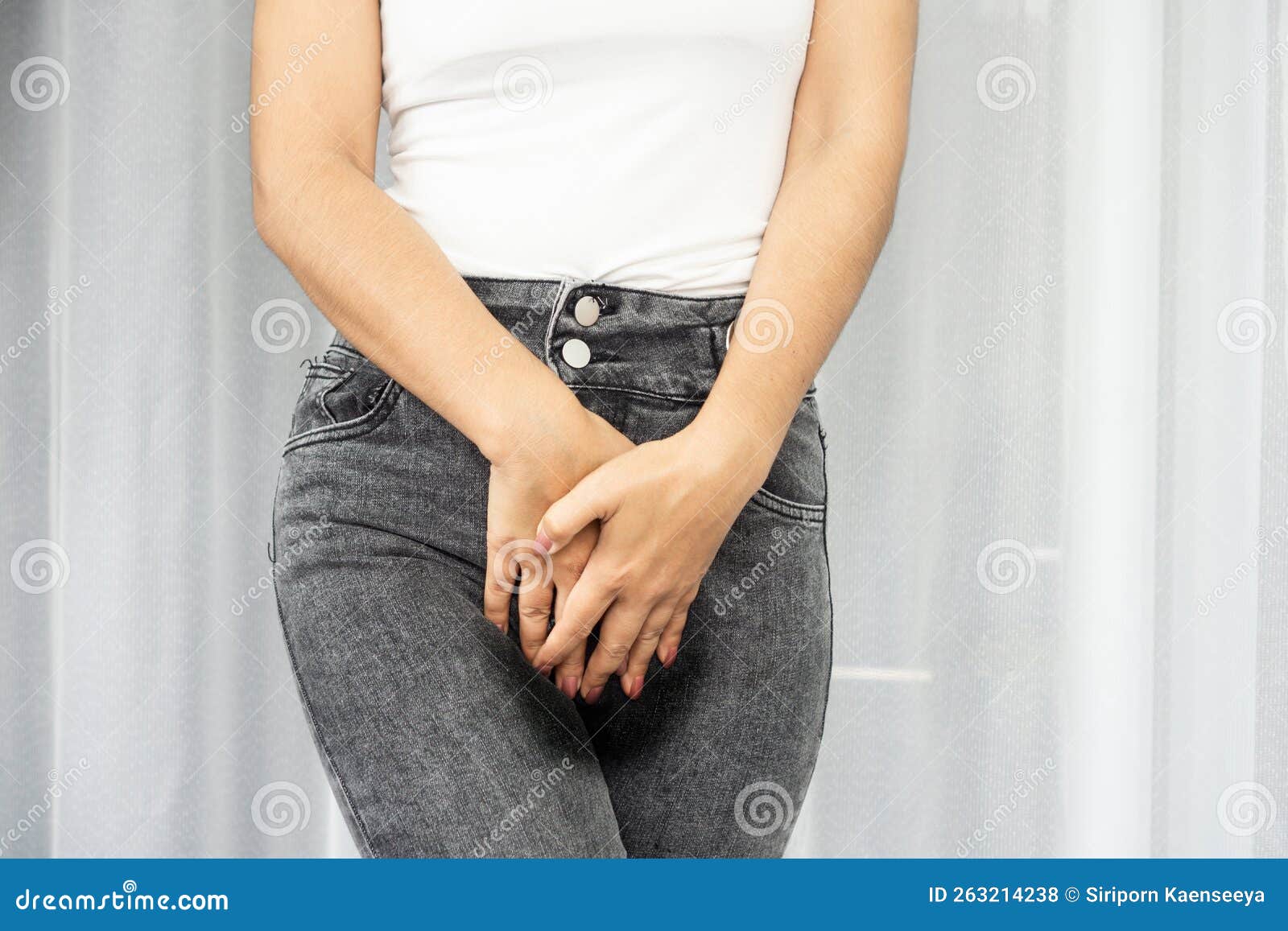 Mujer Con Pantalones Mojados No Puede Controlar Su Orina Debido A La Incontinencia Urinaria De