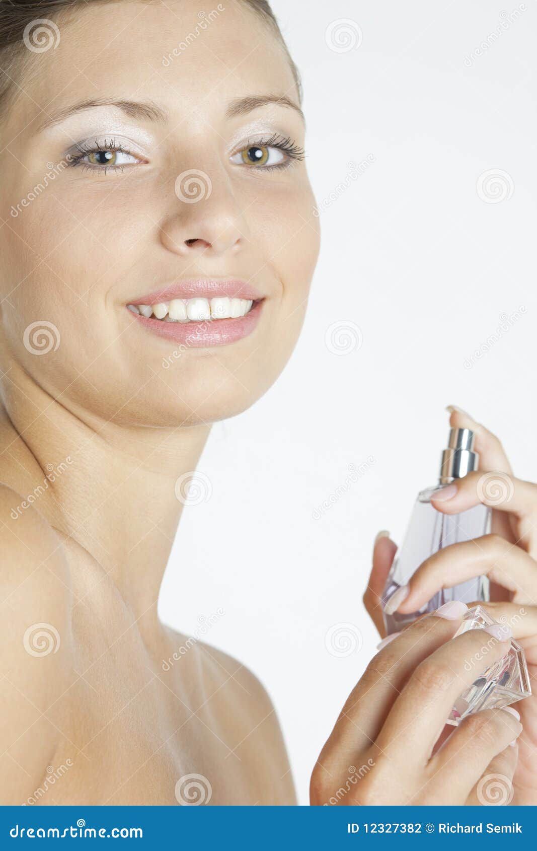 Mujer con perfume foto de archivo. Imagen de persona - 12327382