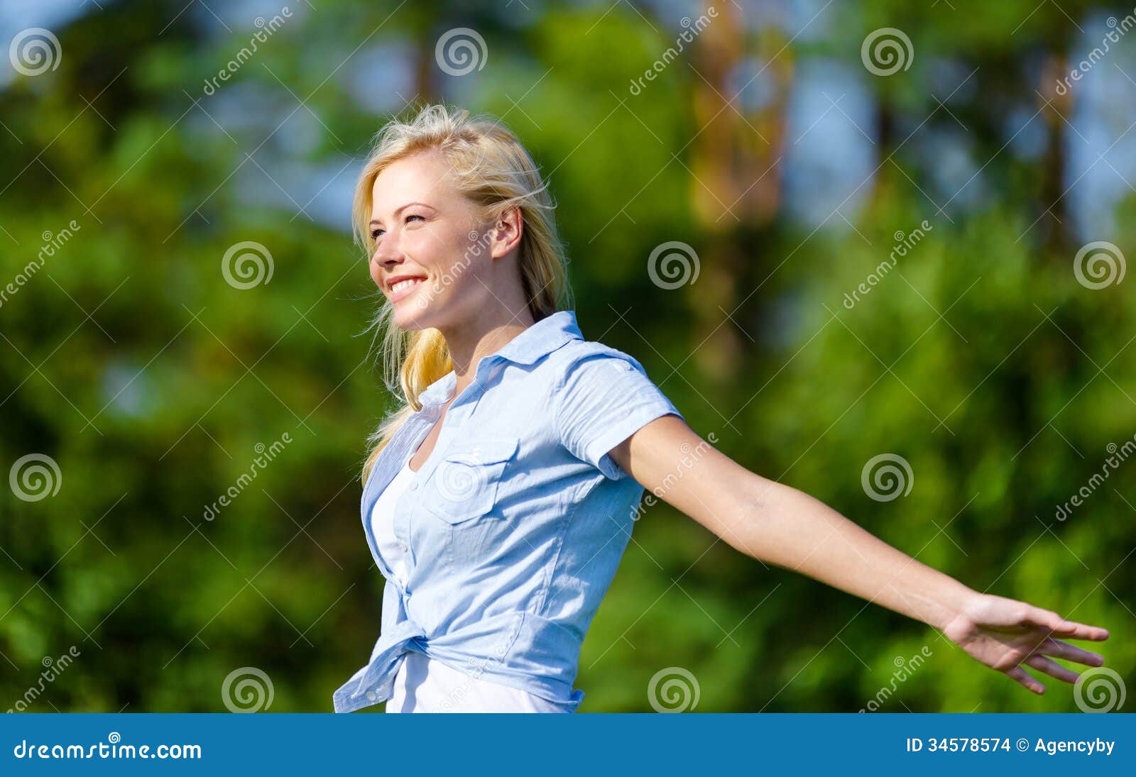 Mujer Con Sus Brazos Extendidos Foto de archivo - Imagen de color ...