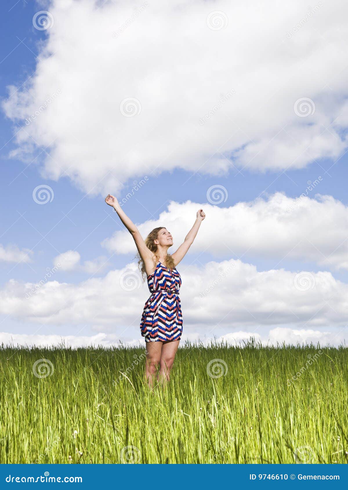 Mujer Con Sus Brazos Levantados Foto de archivo - Imagen de esperanza ...