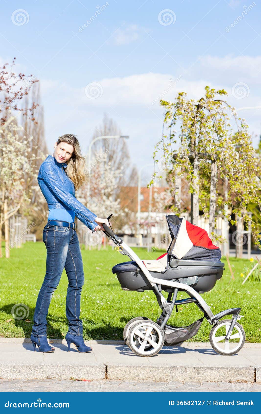 Mujer Con Un Cochecito De Niño Imagen de archivo - Imagen de madre ...