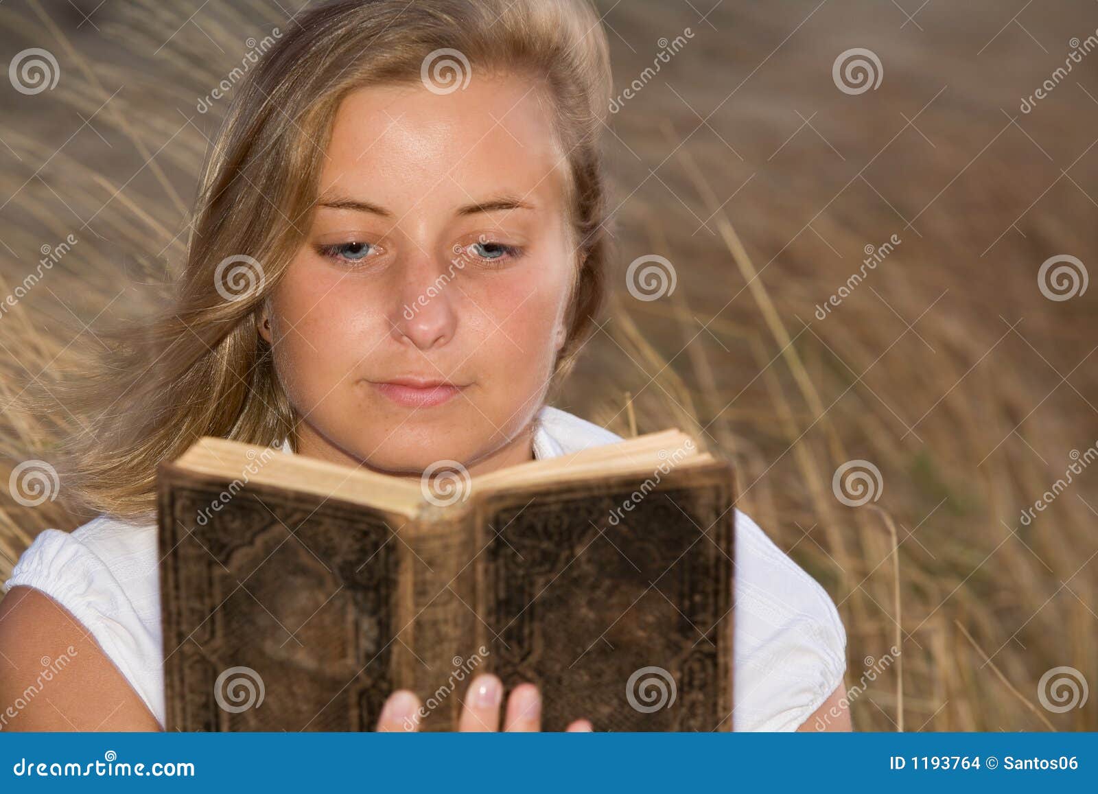 Mujer con un libro foto de archivo. Imagen de atractivo - 1193764