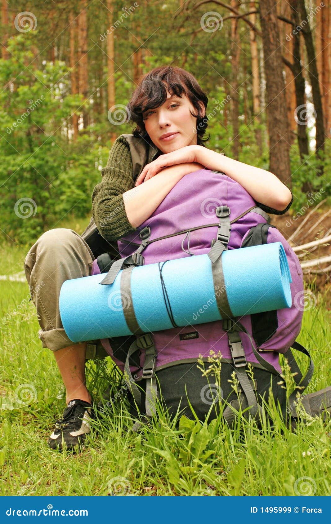 Mujer con un morral imagen de archivo. Imagen de petate - 1495999